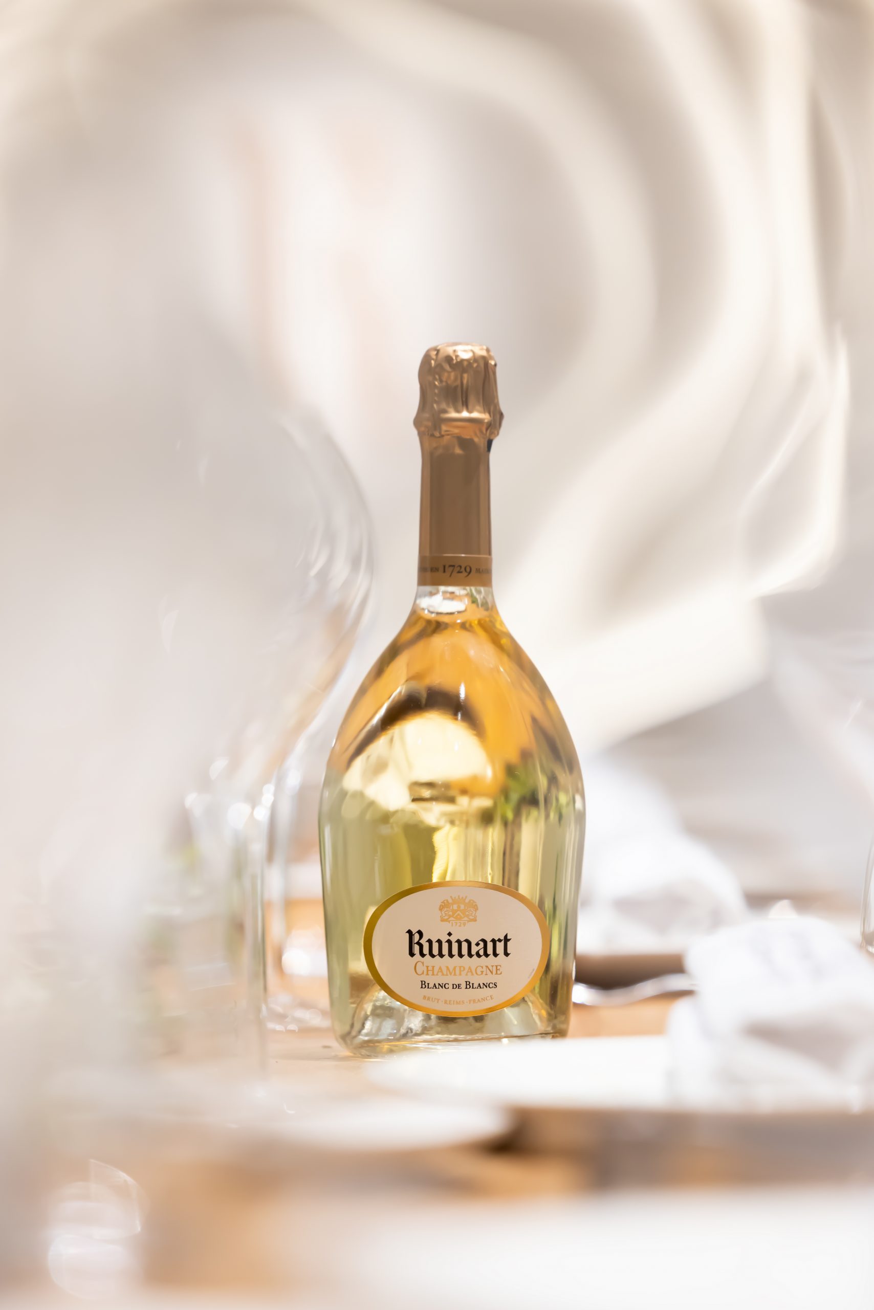 Les caves Ruinart ouvrent un bar à champagne éphémère à Paris